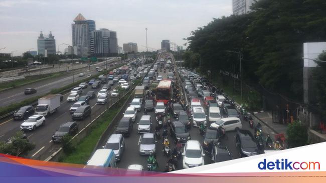 Jalan TB Simatupang Arah Fatmawati Macet Pagi Ini