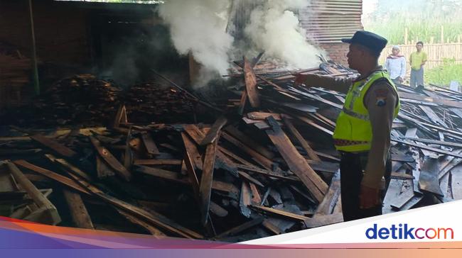 Kebakaran Pabrik Kayu di Malang Terjadi Saat Oven Tungku Ditinggal Pekerja