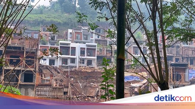 Rumah di Kompleks Elite Bandung Barat Ambruk Diterjang Longsor