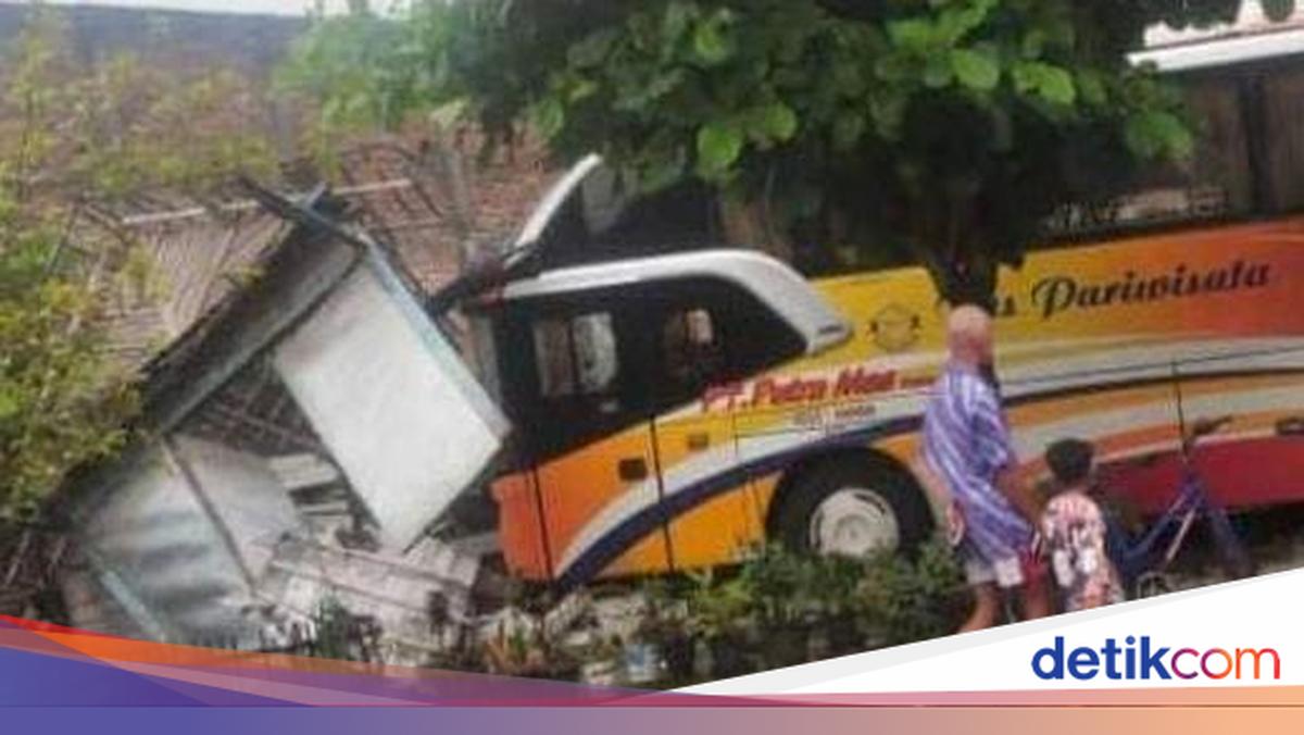 Sopir Ngantuk, Bus Putra Mas Tabrak PJU dan Rumah Warga di Bojonegoro