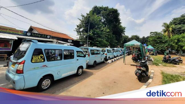 Sopir Mikrolet Demo di Sekitar Stasiun Tebet, Lalin Sempat Macet
