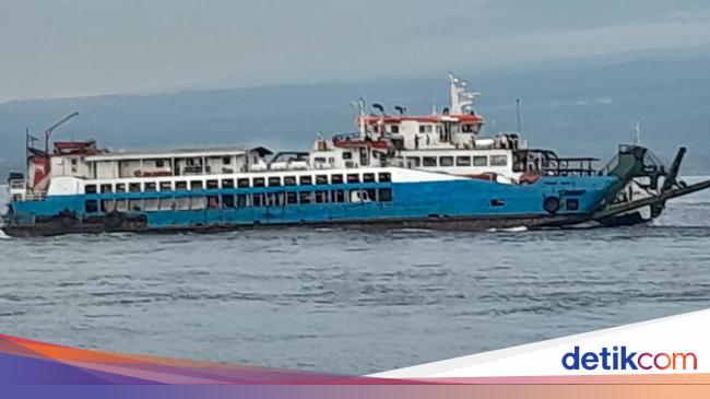Kapal Feri Mati Mesin di Selat Bali, Terbawa Arus