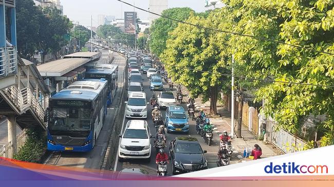 Lalin Jalan Mampang Prapatan Arah Kuningan Jaksel Macet Pagi Ini
