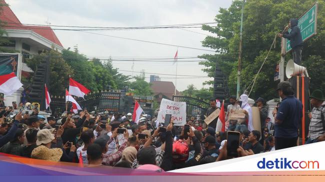 Massa Nelayan Pati Demo Tolak PP tentang Penangkapan Ikan Terukur Massa Nelayan Pati Demo Tolak PP tentang Penangkapan Ikan Terukur