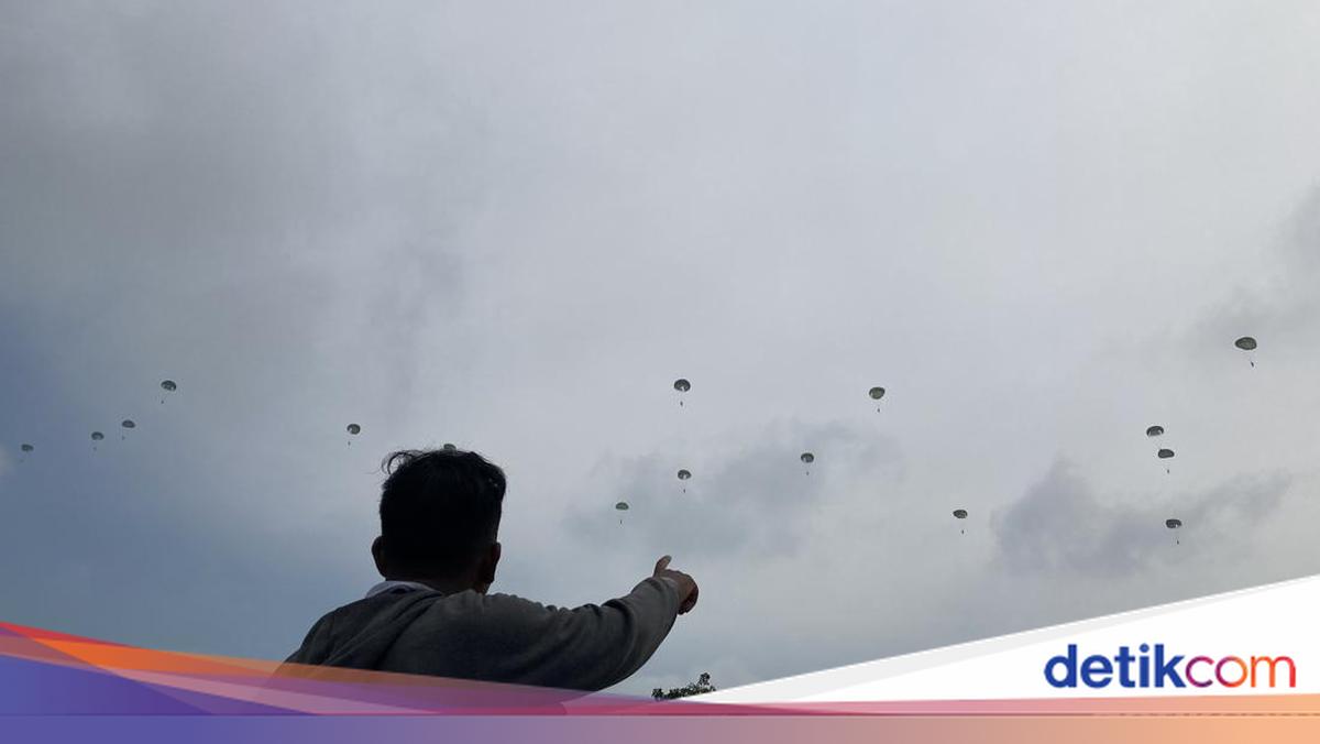 Aksi Terjun Payung 450 Prajurit Yonif Para Raider 501/BY Hiasi Langit ...