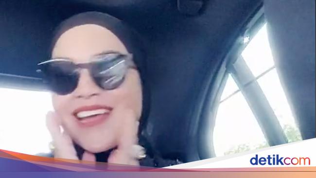 Gaya Umi Kalsum Ibunda Ayu Ting Ting Disorot, Disebut Bak Toko Emas Berjalan