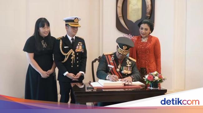 Andika Perkasa Terima Penghargaan Tertinggi Militer dari Singapura Andika Perkasa Terima Penghargaan Tertinggi Militer dari Singapura