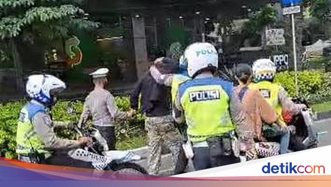 Aksi Polantas di Bogor Gagalkan Copet Sasar Ibu Bawa Bayi