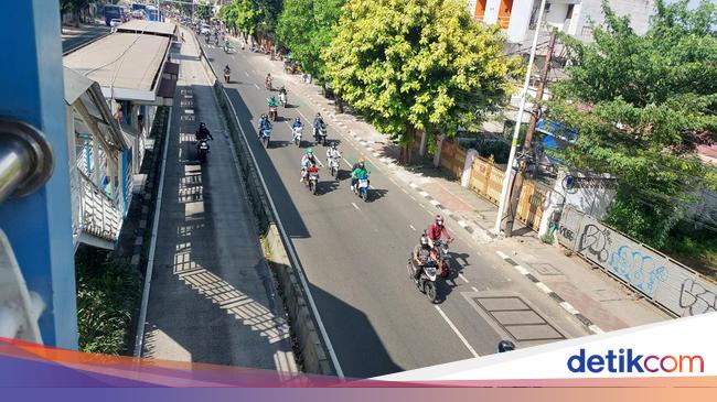 Bandel! Pemotor di Mampang Jaksel Terobos Busway Padahal Lalin Lancar