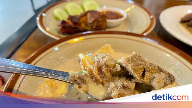 Soto Betawi Pinangsia : Gurihnya Soto Betawi Kuah Susu Santan Legendaris