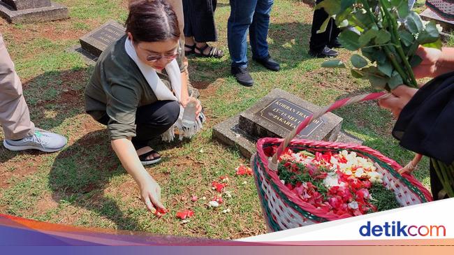 Suasana Haru di Tabur Bunga Peringatan 25 Tahun Tragedi Mei 1998