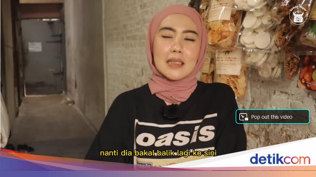 Kritik Pelayan Tentang Tumpuk Piring dan Kisah Sukses Bos Keripik Tempe