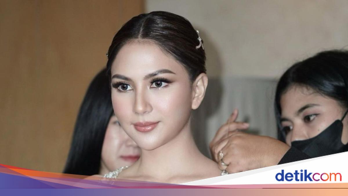 7 Gaya Jessica Mila Resepsi Pakai Gaun Tex Savario, Tampil Anggun Menawan