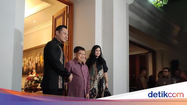 Malam-malam AHY Sambangi Rumah Jusuf Kalla, Ada Apa? Malam-malam AHY Sambangi Rumah Jusuf Kalla, Ada Apa?