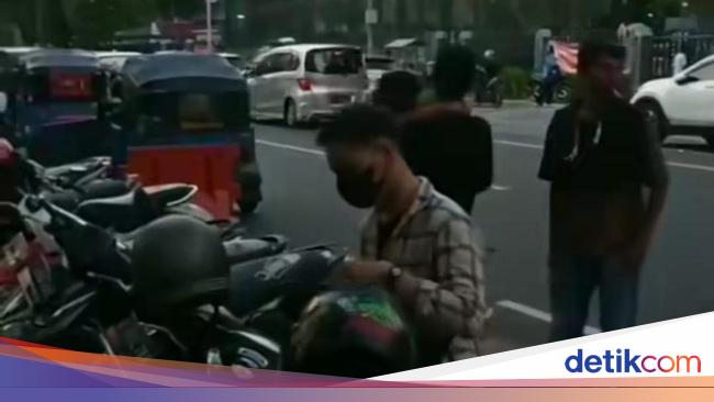 Viral Juru Parkir Liar Minta Pemotor Bayar Rp 10 Ribu di Depan Istiqlal Viral Juru Parkir Liar Minta Pemotor Bayar Rp 10 Ribu di Depan Istiqlal
