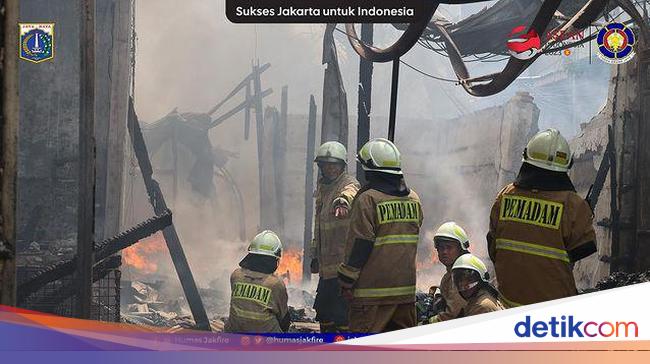Kebakaran di Jakbar Hanguskan 4 Rumah, Diduga Dipicu Korsleting