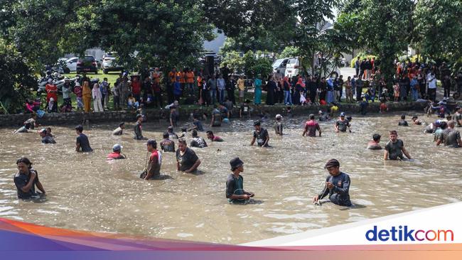 Potret Tradisi Ngubek Empang Jelang Lebaran Depok 2023