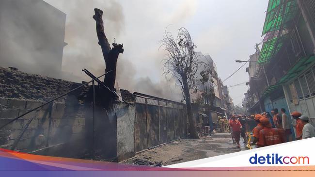 Kebakaran Rumah di Jembatan Besi Jakbar, 10 Unit Mobil Damkar Dikerahkan