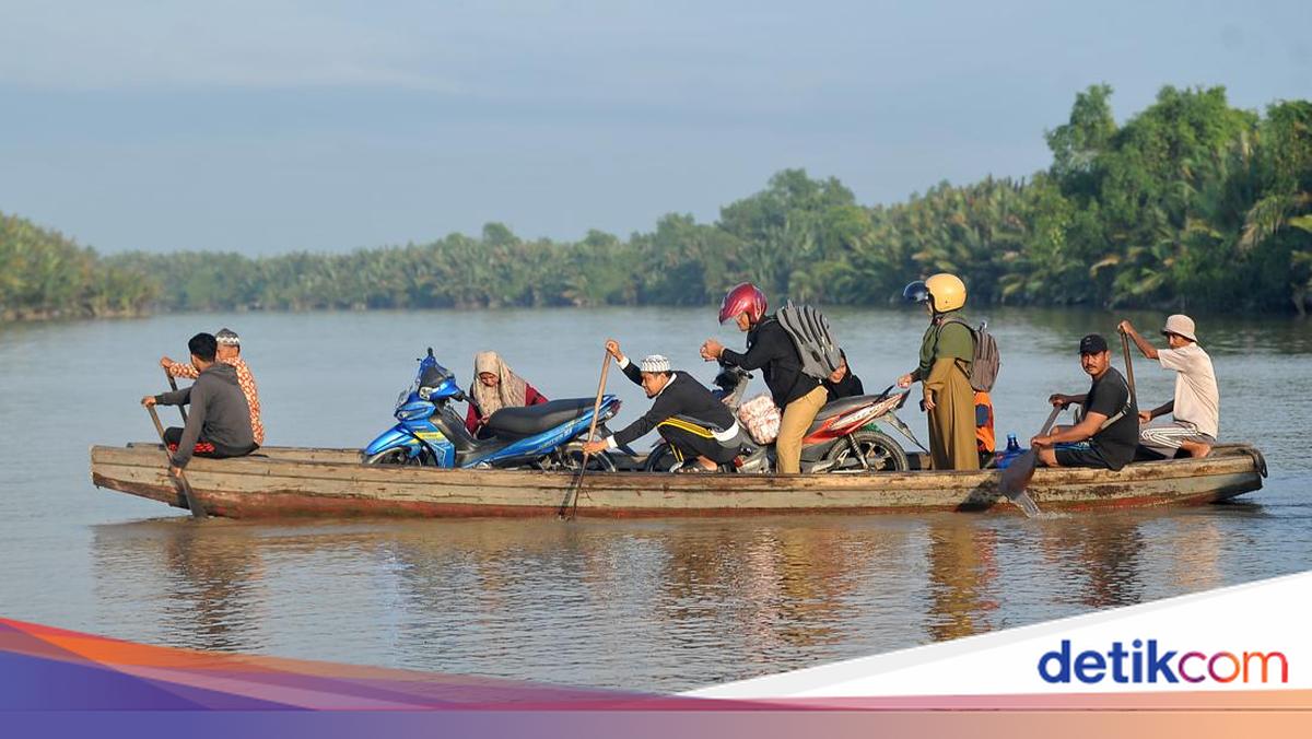 Tak Hanya Warga, Motor Pun Bisa Ikut Nyebrang Pakai Perahu Tradisional ...