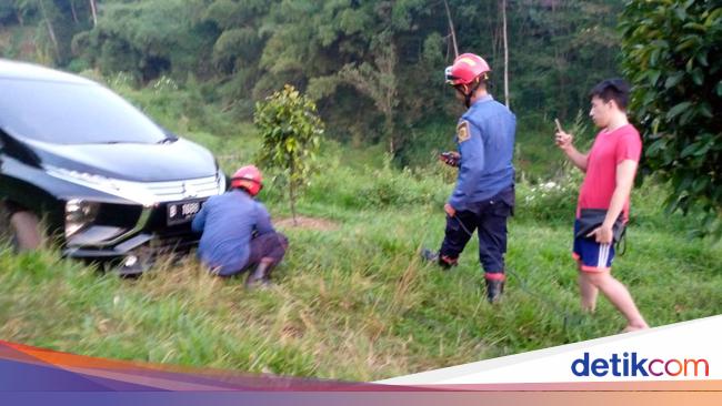 Ikuti 'Jalan Tikus' di Google Maps, Pemobil Mau ke Puncak Nyasar ke Bukit