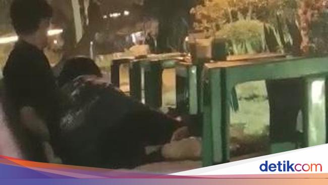 Viral Video Sejoli Mesum Bawa Anak Kecil di Warkop Mojokerto
