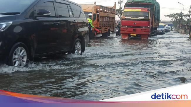 Hati-hati! Ada Genangan Rob di Jalur Pantura Sayung Demak