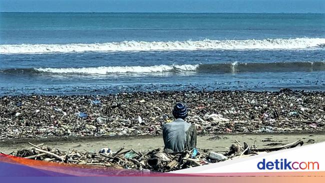 Pesisir Pantai Sukabumi Ternoda Sampah, Dulu Eksotis Kini Tragis