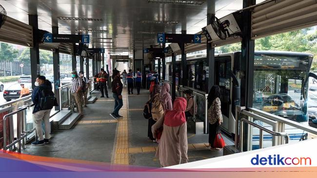 Sempat Ditutup, Halte Bundaran Senayan Kembali Layani Penumpang