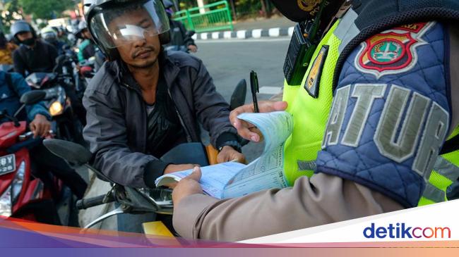 Priiit! Pengendara Bandel Kena Tilang Manual di Pancoran