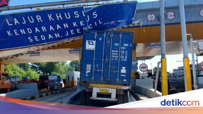 Truk Tabrak Tiang di GT Ciawi 2 Tol Jagorawi gegara Rem Blong Truk Tabrak Tiang di GT Ciawi 2 Tol Jagorawi gegara Rem Blong