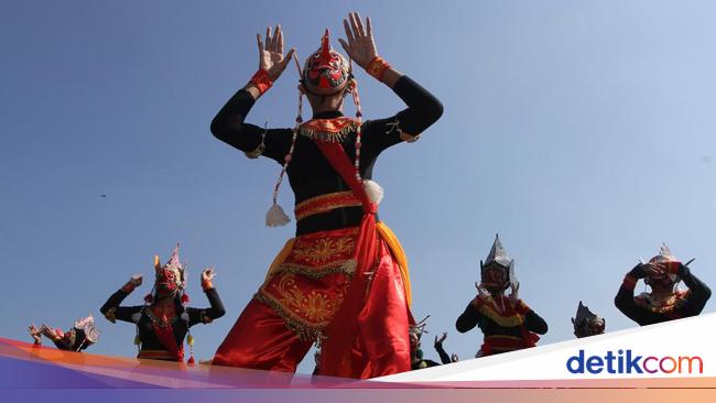 Merahkan Lapangan Pakisaji Malang, Ribuan Pelajar Bawakan Tari Topeng ...
