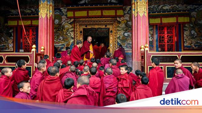 Mengintip Biara Tawang, Tempat Biksu Muda Menuntut Ilmu