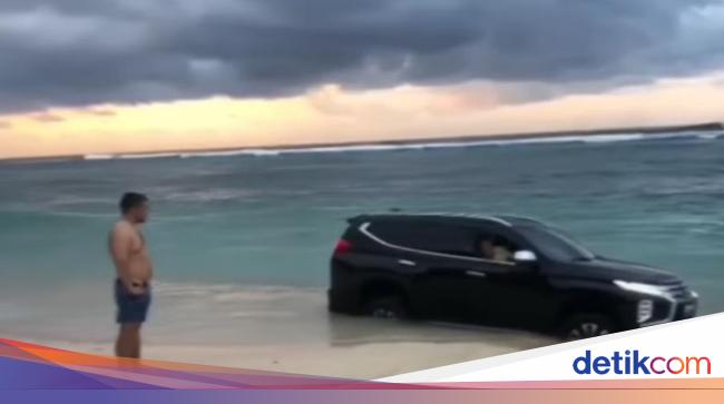 Viral, Mobil Hitam Terperosok di Pantai Timbis Bali