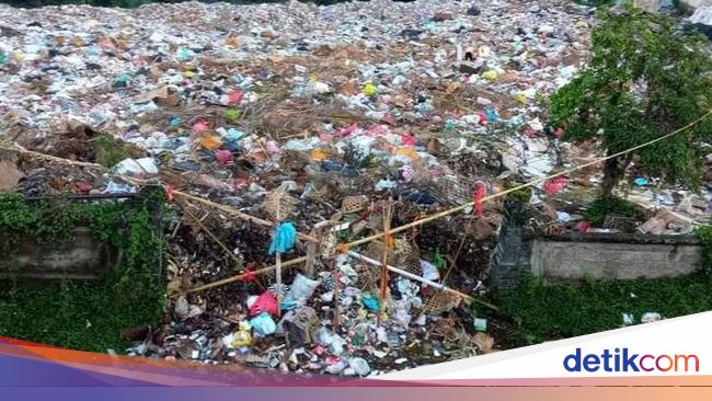 Overload, Gunungan Sampah di TPA Palak Besakih Meluber ke Jalan Overload, Gunungan Sampah di TPA Palak Besakih Meluber ke Jalan