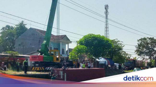 Evakuasi Truk Kontainer Terjun ke Sawah, Polisi Klaten Kerahkan Crane 45 Ton