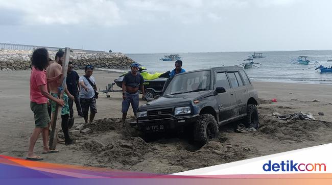 Lagi, Mobil Terperosok di Pasir Pantai Bali
