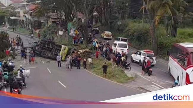 Rem Blong, Truk Tabrak Pohon hingga Terguling di Nagreg Rem Blong, Truk Tabrak Pohon hingga Terguling di Nagreg