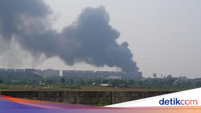 4 Jam Berlalu, Kebakaran Pabrik Plastik di Kalideres Belum Padam