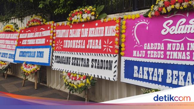 Karangan Bunga Berjejer Sambut Bus Konvoi Timnas U-22 di Bundaran HI