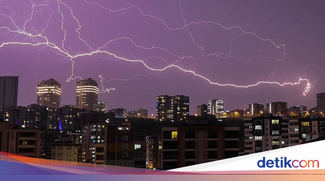 Kilat Petir 'Menari' di Atas Gedung Pencakar Langit Turki