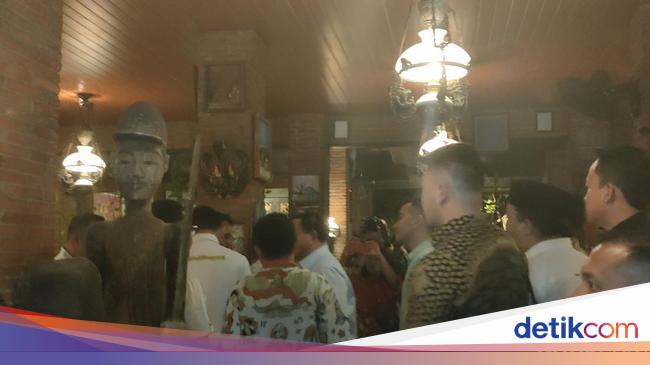 Momen Prabowo Salami Satu Per Satu Relawan Jokowi-Gibran di Solo