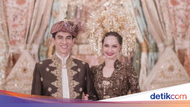 7 Foto Enzy Storia Dinikahi Diplomat, Cantik Jadi Pengantin Minang