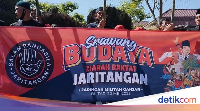 Relawan Jari Tangan Deklarasikan Ganjar Capres di Istana Gebang Blitar