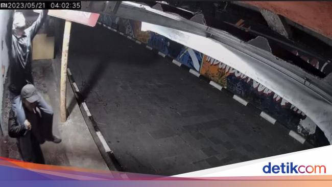 Terekam CCTV! Saat Maling Saling Gendong Buat Curi Lampu Toko