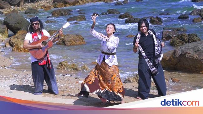 Reynold, Eks Gitaris Slank Garap Video Klip di Pulau Merah Banyuwangi