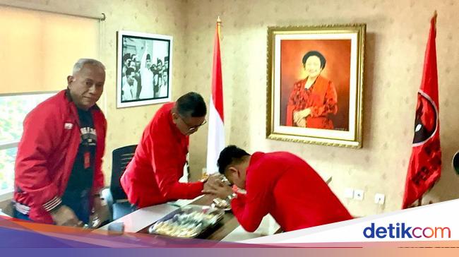 Dipanggil PDIP ke Jakarta, Gibran Diberi 2 Buku oleh Hasto