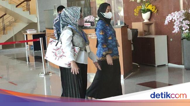 Reihana Kadinkes Lampung Tak Lagi Tutupi Wajah Pakai Majalah di KPK