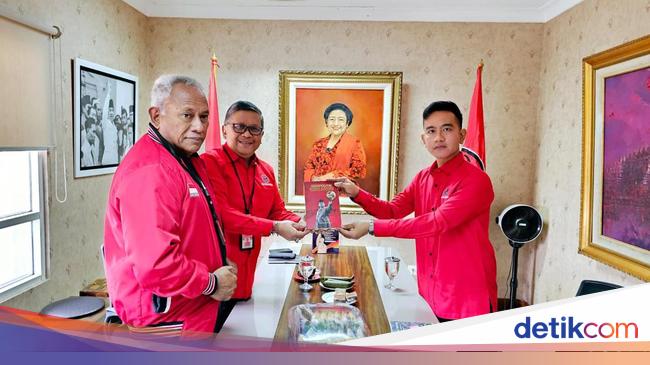 Usai Dipanggil PDIP, Gibran: Saya Tegak Lurus Arahan Ibu Ketum Usai Dipanggil PDIP, Gibran: Saya Tegak Lurus Arahan Ibu Ketum