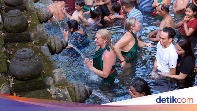 Viral Turis Ganti Baju Melukat Direkam Dispar Bali Membantah