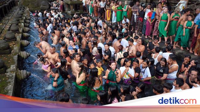 Potret WNA Ikut Ritual Melukat di Bali saat Banyu Pinaruh